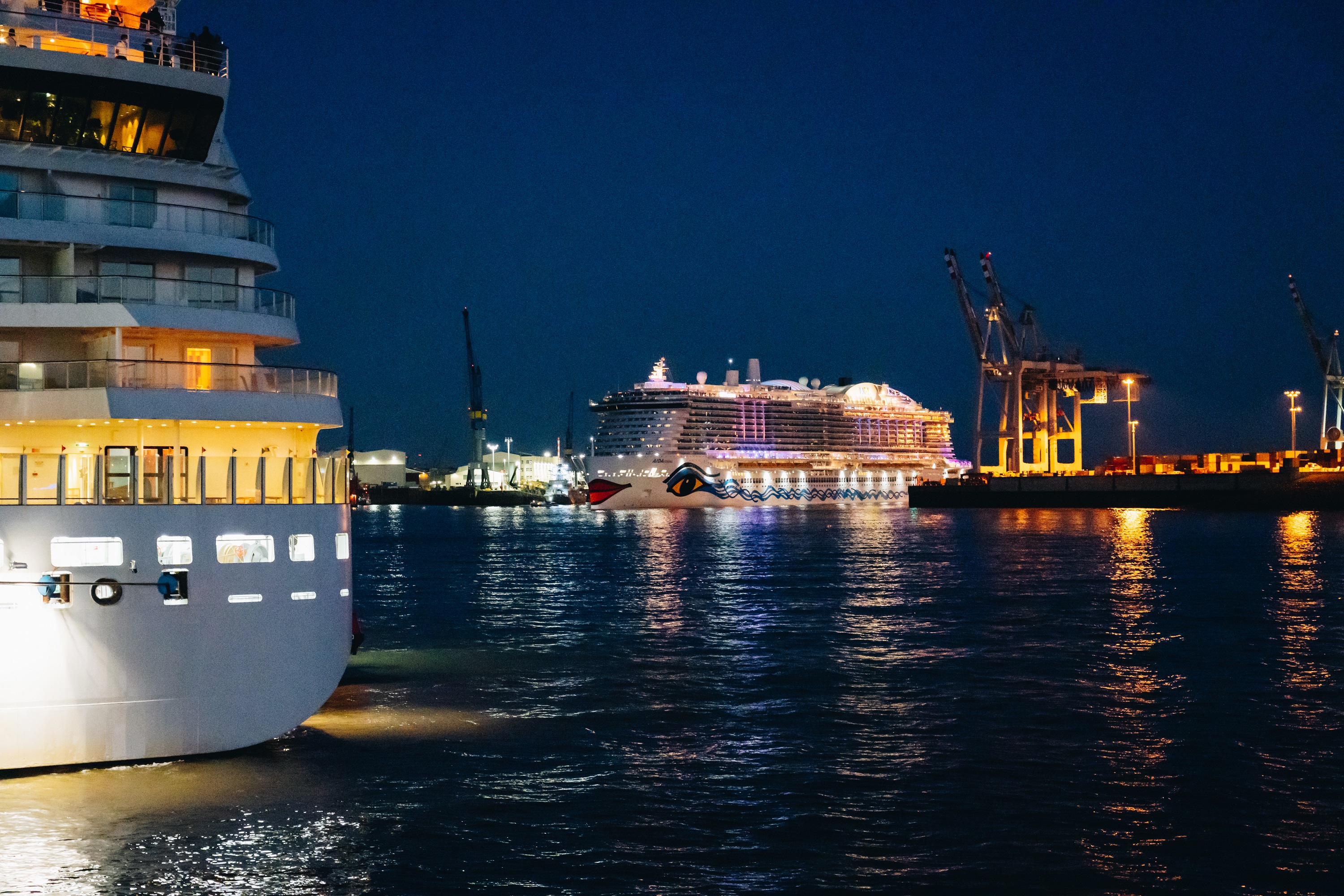 AIDA Cruises: Neues Kreuzfahrtschiff AIDAcosma startet auf ihre erste ...